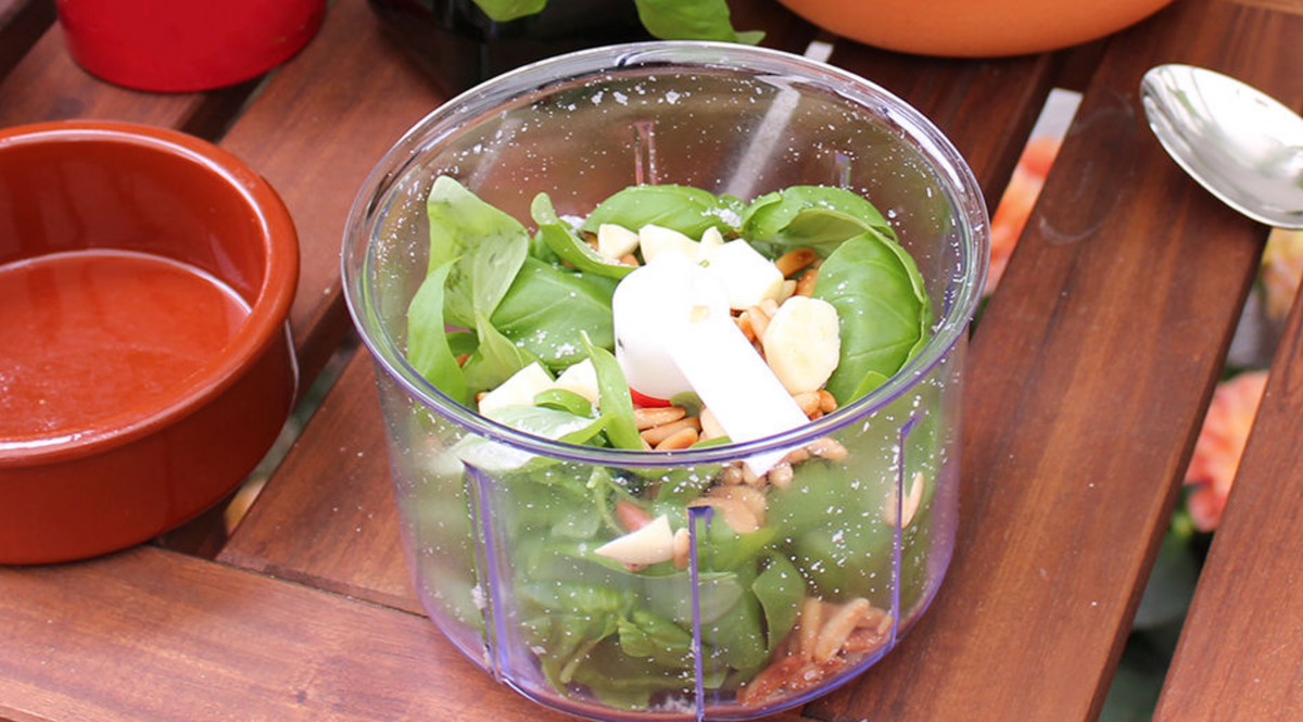 Recipe: Basil pesto with pine nuts | Fissler