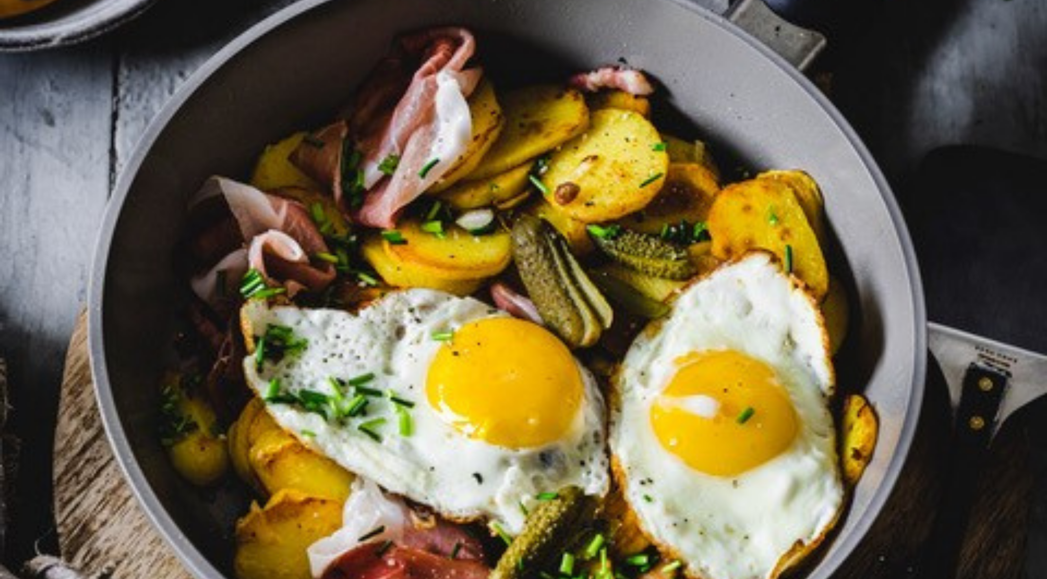 Recipe: Farmer's breakfast with potatoes, bacon & eggs | Fissler
