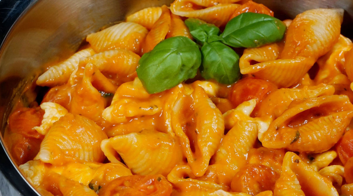 One Pot Vegetarian Pasta with Tomato & Mozzarella | Fissler