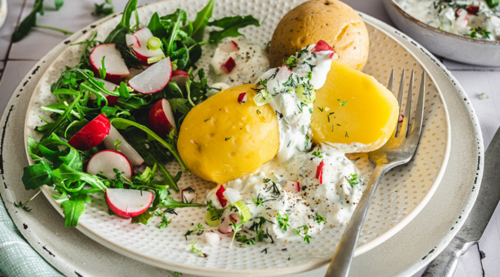 Recipe: Boiled potatoes with spring quark & radishes | Fissler