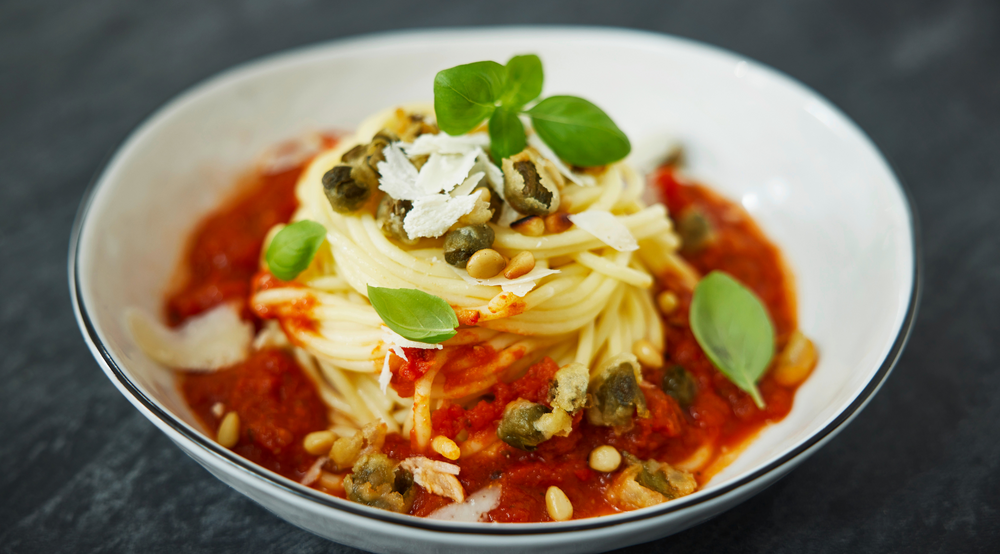 Spaghetti with tomato sauce and fried capers